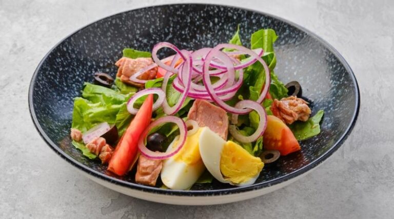Como preparar una ensalada con HUEVO duro y lechuga | Receta