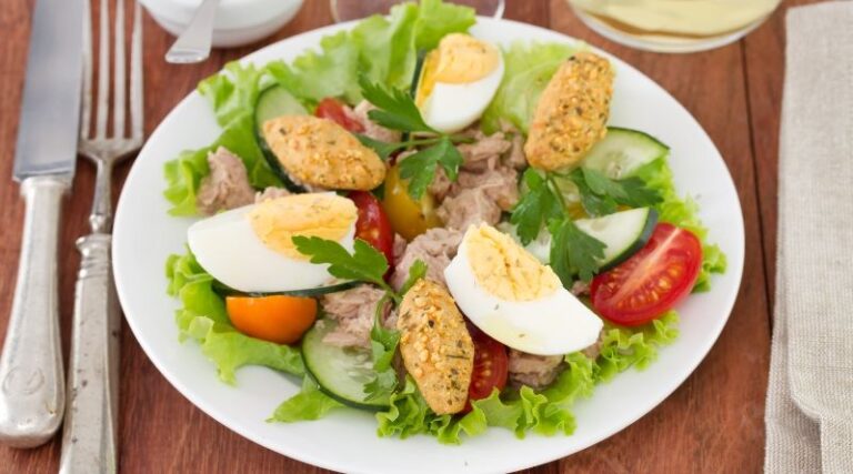 Como preparar una ensalada con HUEVO duro y lechuga | Receta